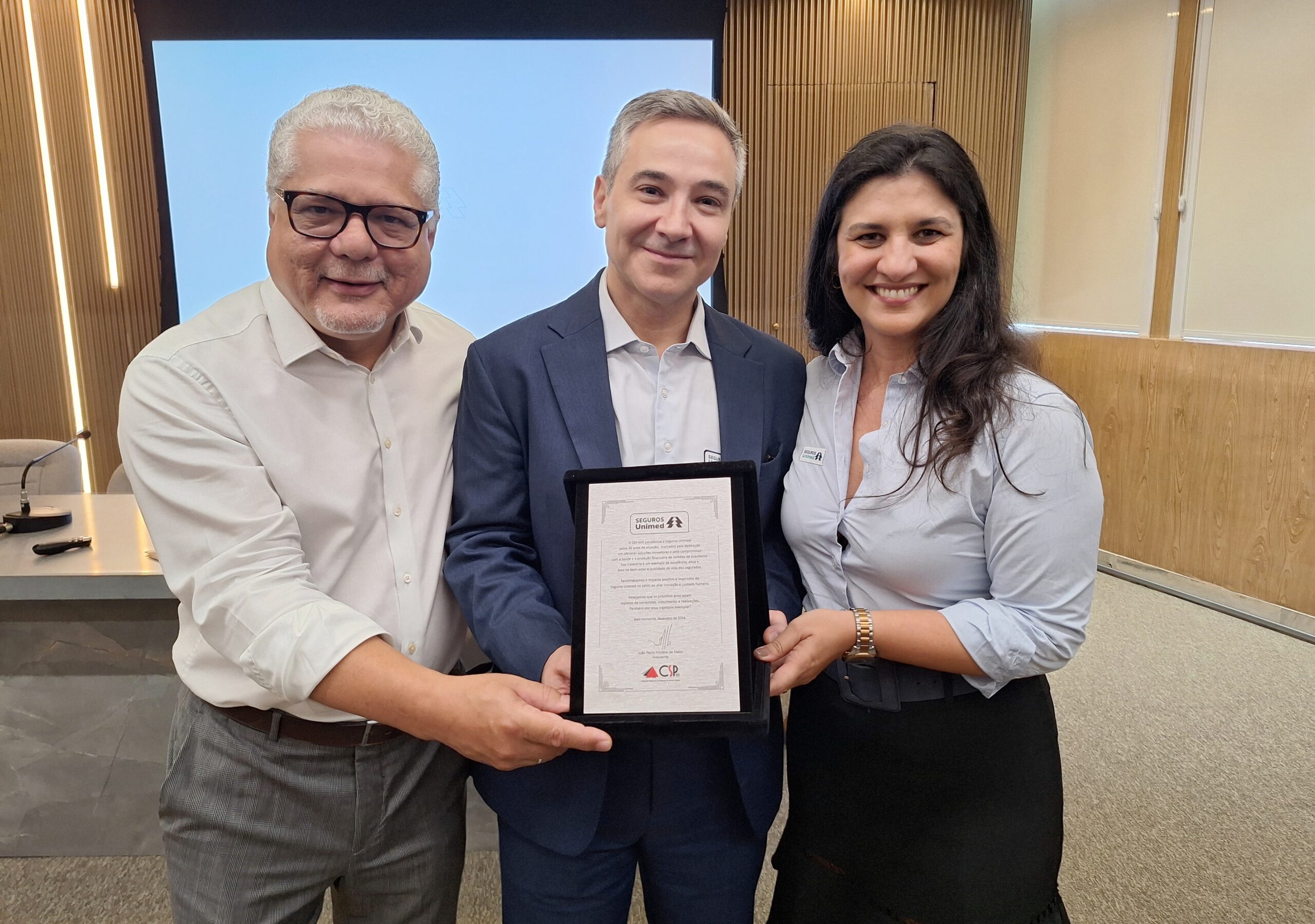 CSP-MG homenageia Seguros Unimed durante evento “Café com Vendas” | CSPMG